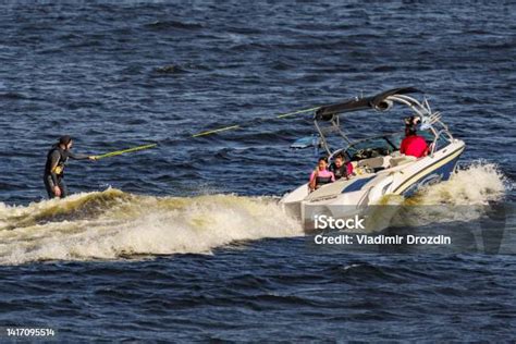 여름 강에서 모터 보트의 파도에 웨이크 보드를 타고 강 여름철 레저에서 웨이크 서핑을하는 남자 항해 선박에 대한 스톡 사진 및 기타 이미지 Istock