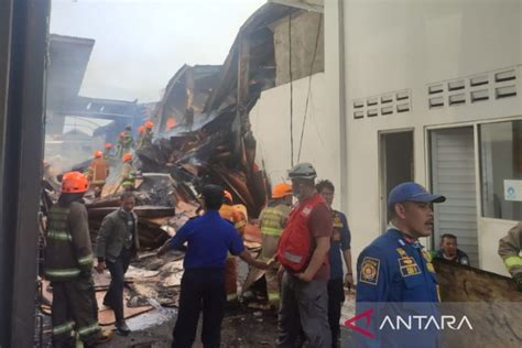 Diskar Bandung Kerahkan 22 Truk Pemadam Atasi Kebakaran Gudang Triplek