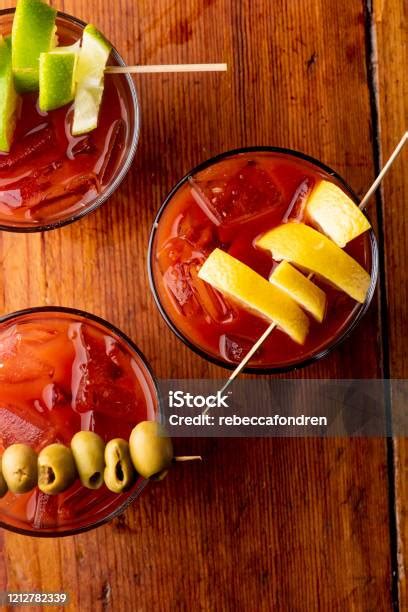 블러디 메리 클래식 브런치 또는 조식 칵테일 보드카 진 또는 데킬라를 토마토 주스 우스터셔 소스 라임 주스 셀러리 소금 핫 소스와 섞어 얼음 위에 얹고 올리브와 셀러리