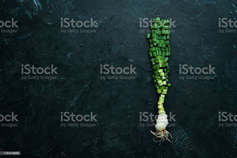 나무 테이블에 녹색 양파를 슬라이스 신선한 야채 평면도 텍스트를 위한 여유 공간 건강한 식생활에 대한 스톡 사진 및 기타 이미지