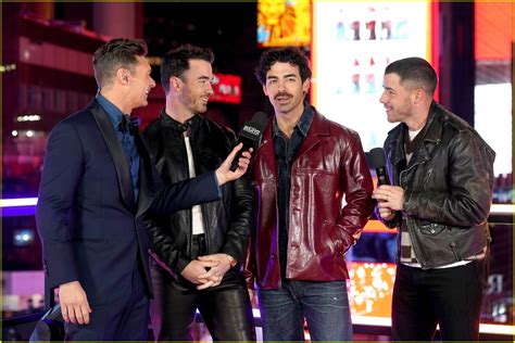 Photo Jonas Brothers Tease Announcements 01 Photo 5111491 Just