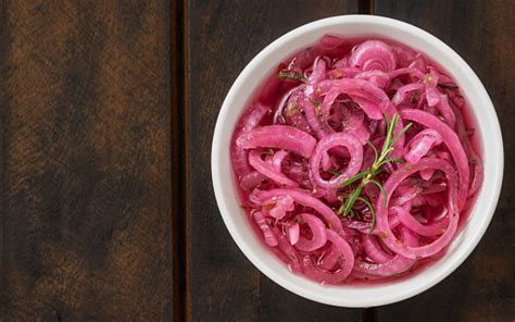하얀 그릇에 로즈마리와 향신료를 곁들인 절인 붉은 양파의 평면도 붉은 양파에 대한 스톡 사진 및 기타 이미지 붉은 양파 절임 저장 건강한 식생활 Istock
