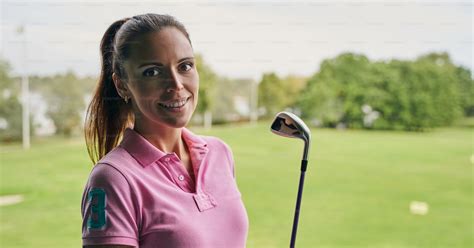 폴로 셔츠를 입은 귀여운 젊은 골퍼가 카메라를 향해 웃고 있는 허리 초상화 사진 Unsplash의 골프 클럽 이미지