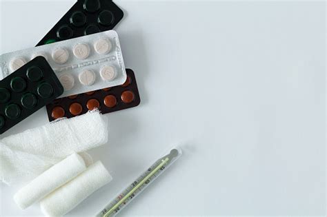 건강 주사기 의약품 주사 앰플 붕대 및 알약이 흰색 테이블 상단보기에 백색 배경에 질병의 처리를 위한 의학 온도계 및 환약 복사 공간 0명에 대한 스톡 사진 및 기타 이미지