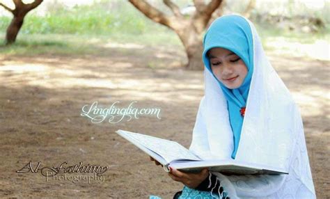 Wanita Cantik Dengan Berhijab