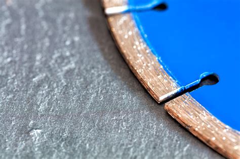 복사 공간을 위한 장소가 있는 회색 콘크리트 배경에 다이아몬드 커팅 디스크의 세그먼트 다이아몬드에 대한 스톡 사진 및 기타 이미지 다이아몬드 디스크 0명 Istock