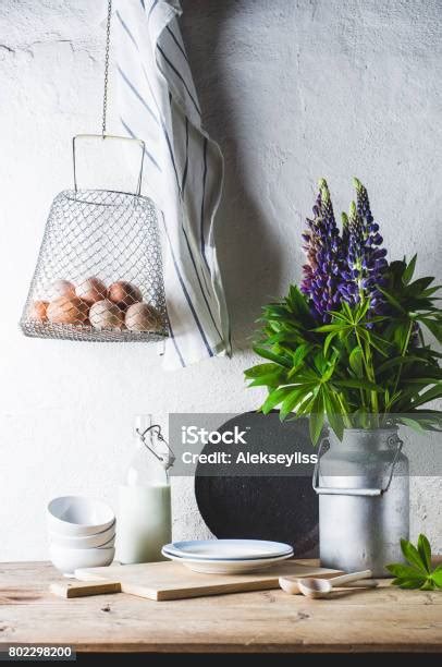 시골 부엌의 개념입니다 수 우유 계란 흰 벽의 배경에 대 한 나무 테이블에 도자기에서 Lupines 실내에 대한 스톡 사진 및 기타 이미지 Istock