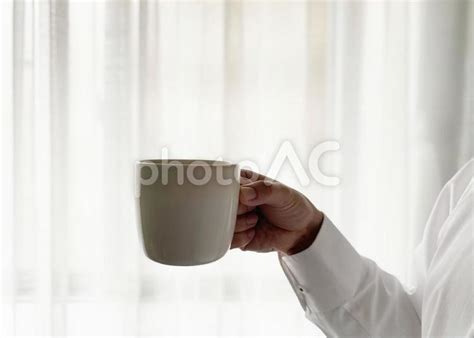マグカップを持つ男性の手 No 25015367｜写真素材なら「写真ac」無料（フリー）ダウンロードok