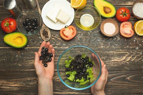 신선한 야채와 함께 샐러드를 준비 하는 요리사 평면도 평면레이 농업에 대한 스톡 사진 및 기타 이미지 농업 레스토랑 사진 이미지 Istock