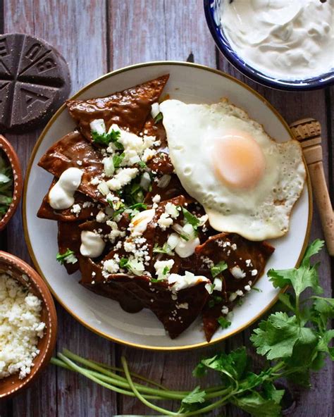 Chilaquiles De Mole Mole Chilaquiles Mole Recipe Mexican Food