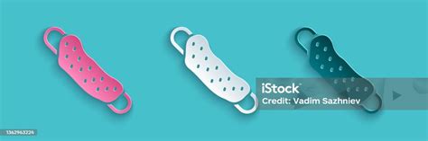 파란색 배경에 격리 된 종이 컷 수세미 아이콘 목욕 집 사우나 수두 표지판 즐거움과 휴식을위한 항목 종이 아트 스타일 벡터 3차원 형태에 대한 스톡 벡터 아트 및 기타