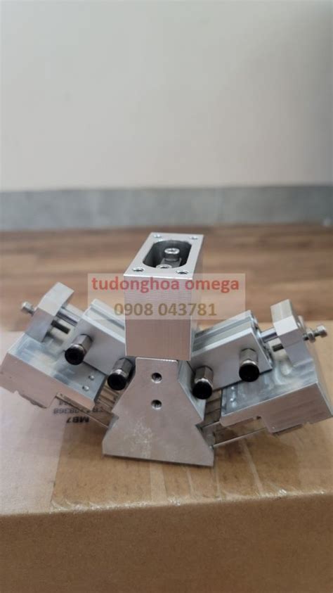 Thiết bị gắp ghim gắp sản phẩm vải