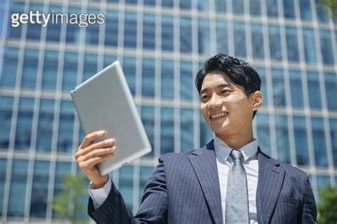 비즈니스 비즈니스 주제 비즈니스맨 사업가 디지털 화상통화 인터넷전화 디지털태블릿 개인용컴퓨터 디지털