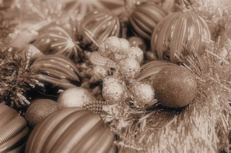 크리스마스 장식 휴일 공 종 활 전나무 콘 크리스마스 색조와 크리스마스 배경 새해 복 많은 새해와 메리 크리스마스 세피아 모노