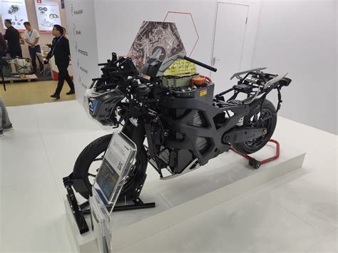 Девять новейших мотоциклов Aurus Merlon сопровождали новый Aurus Senat Владимира Путина в ходе