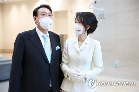 김건희 달라진 헤어스타일 선보여올림머리·반묶음 눈길 Zum 뉴스