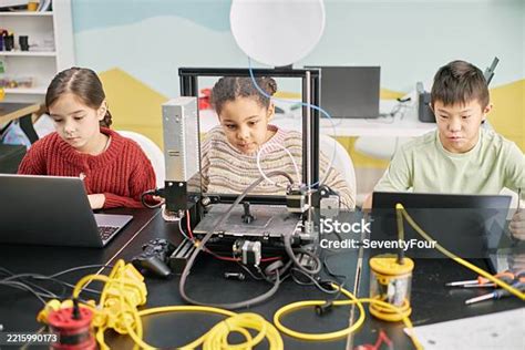 3d 프린터를 사용한 Stem 활동에 학생 참여 유도 3차원 인쇄에 대한 스톡 사진 및 기타 이미지 3차원 인쇄 8 9 살 Stem 주제 Istock