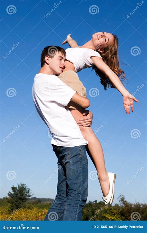 Pares Jovenes En Amor Foto De Archivo Imagen De Adulto