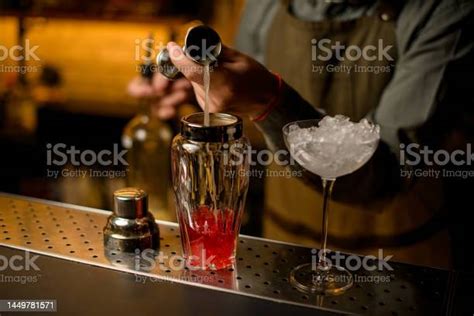 지거에서 토마토 주스를 붓고 얼음이 든 유리를 붓는 투명한 유리 셰이커의 아름다운 전망 가득 찬에 대한 스톡 사진 및 기타 이미지 가득 찬 강철 결정체 Istock