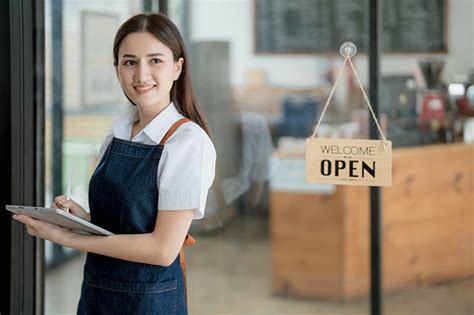 스타트 업 성공 중소기업 소유자 Sme 뷰티 걸은 커피 숍 레스토랑 아시아 황갈색 여성 바리 스타 카페 소유자 기업가 판매자 비즈니스 개념에서 태블릿을 들고 서 있습니다