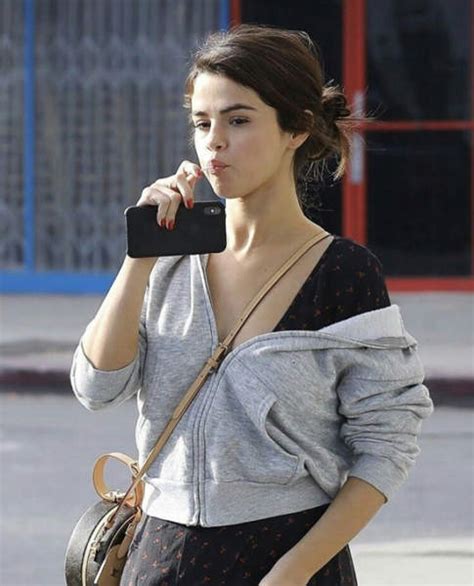 20 Unseen Pictures Of Selena Gomez Without Makeup