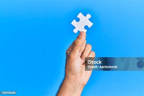 고립 된 파란색 배경 위에 퍼즐 조각을 들고 히스패닉 남자의 손 개념에 대한 스톡 사진 및 기타 이미지 개념 개념과 주제 남성 Istock