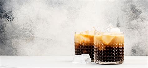 화이트 러시아어 칵테일 보드카 커피 리큐어 크림과 아이스크림 회색 배경 배너와 트렌디 한 알코올 음료 0명에 대한 스톡 사진 및