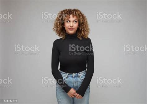 곱슬머리를 한 젊은 여자의 초상화가 찡그린 얼굴을 하고 시선을 돌린다 여자에 대한 스톡 사진 및 기타 이미지 여자 한 명의 여자만 먼 곳을 바라봄 Istock