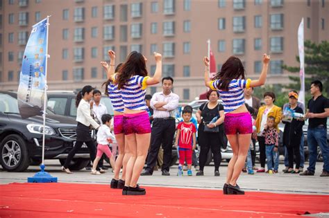 车模收入与城市大小成正比，身价最高相差二十五倍，低者日薪四百