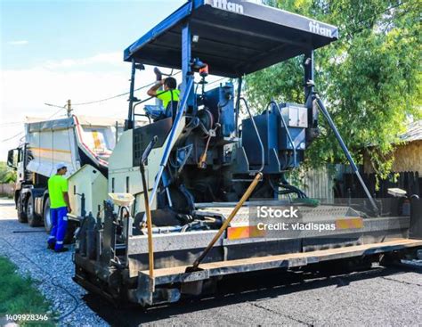 노동자와 아스팔트 기계 부쿠레슈티 루마니아 2022에서 새로운 도로의 건설 아스팔트 2명에 대한 스톡 사진 및 기타 이미지 2명 거리 건설 기계류 Istock