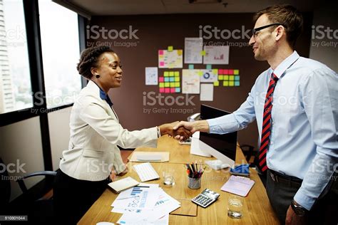 사업가들 회의인가 도리안 핸드세이크 축하글 컨셉입니다 기업 비즈니스에 대한 스톡 사진 및 기타 이미지 기업 비즈니스 기업 재무와 산업 남자 Istock