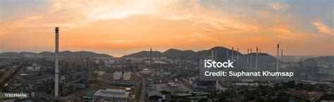 정유 공장 바지 가스 석유 화학 화학 장비 Prodiction 수입 수출 개념 원유 정제 공장 강철 펌프 파이프 라인 및 굴뚝 및 냉각탑 화학 석유 화학 공장 0명에 대한