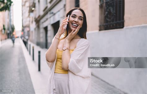 로밍 인터넷 연결에 만족하는 도시 거리에서 웃는 얼굴에 완벽한 솔직한 미소를 짓는 이빨 힙스터 소녀 재미있는 여성 관광객이 기뻐하고 이동성 이야기 중에 기쁨을 느낍니다 25