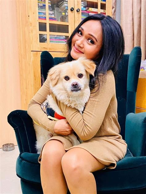 အိမ်လာလည်ပြီး သူရဲ့အချစ်တော်ခွေးလေးတွေနဲ့ကစားရင်း ပျော်မဆုံးဖြစ်နေတဲ့ ဖြူဖြူကို ဓာတ်ပုံလက်စွမ်းပ