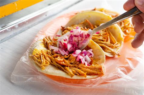 길거리 노점에서 양파와 하바네로 후추를 곁들인 코치니타 피빌 타코 0명에 대한 스톡 사진 및 기타 이미지 0명 거리 고기 Istock