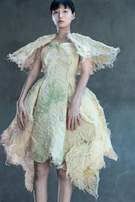 풀 뿌리로 만든 친환경 드레스 등장…너무 화려해 Zdnet Korea