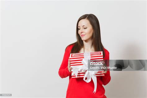 리본 빨간 줄무늬 선물 상자를 들고 여자를 웃 고 활에 고립 된 흰색 배경 대 한 광고 성 발렌타인의 날 국제 여성의 날 크리스마스 생일 휴가 개념 2월에 대한 스톡 사진