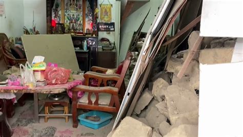 台中民宅倒塌 屋內2人受困驚險獲救