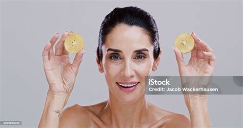 초상화 키위 그리고 회색 스튜디오 배경에 스킨 케어 아름다움 및 피부과 여자 얼굴 어른 모델로 유기농 화장품 천연 디톡스와 빛 건강과 건강한 피부로 40 44세에 대한 스톡