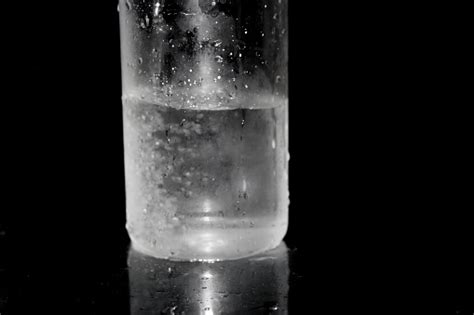 검정 유행에 물 스플래시 물 비 말 검은 배경 거품 유리에 유리에 안개에 절연 물 그릇에 부 어 근거리 초점에 대한 스톡 사진 및 기타 이미지 Istock