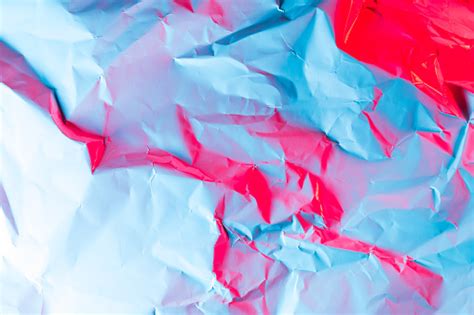 생동감 넘치는 대담한 그라디언트 홀로그램 네온 색상으로 분쇄 된 종이 배경 화재 배경 모방 플랫 레이 상단 보기 0명에 대한 스톡 사진 및 기타 이미지 Istock