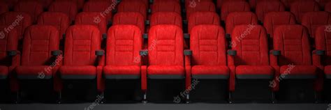 빈 영화관 홀 영화관과 영화 컨셉의 빨간 좌석 프리미엄 사진