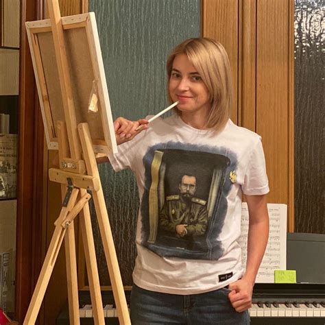 Even Playing As An Artist She Looks Amazing Scrolller