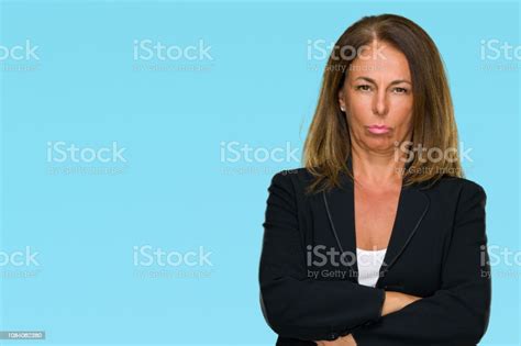 아름 다운 중 년 비즈니스 격리 된 배경 회의론 및 교차 팔과 얼굴에 긴장 Disapproving 식 성인 여자 부정적인 사람입니다 갈색 머리에 대한 스톡 사진 및 기타