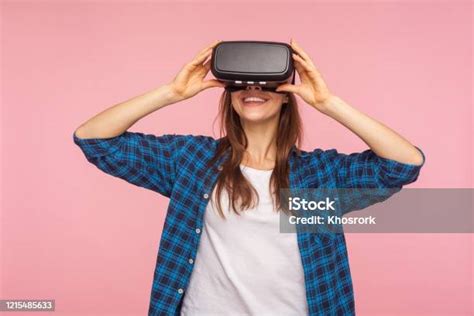 Vr 헤드셋을 착용 체크 셔츠에 행복 한 게이머 여자의 초상화 가상 현실 게임을 재생 가상현실 시뮬레이터에 대한 스톡 사진 및