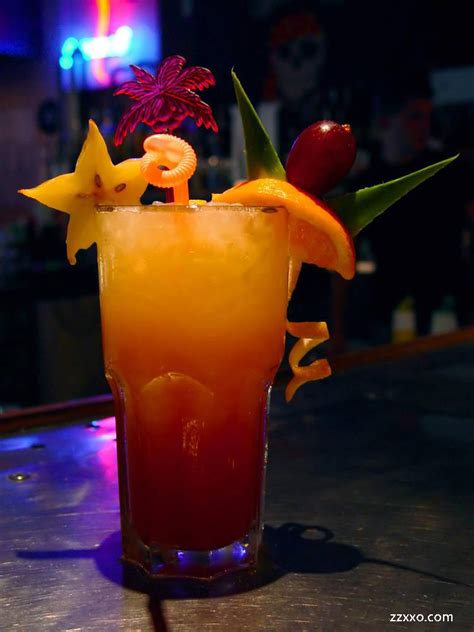 雞尾酒cocktail是一種混合飲品是由兩種或兩種以上的酒或飲料果汁汽水混合而成雞尾酒以朗姆酒金酒龍舌蘭伏特加威士卡白蘭地等烈酒或葡萄酒作為基酒再配以果汁蛋清苦精