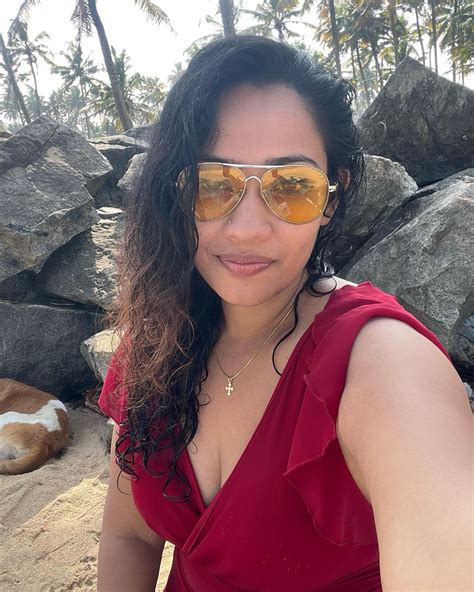 Malayalam Cine Artist Shemi Martin Looks Hot Beach Wear Shemi Martin ഹോട്ട് ലുക്കിൽ ബീച്ചി