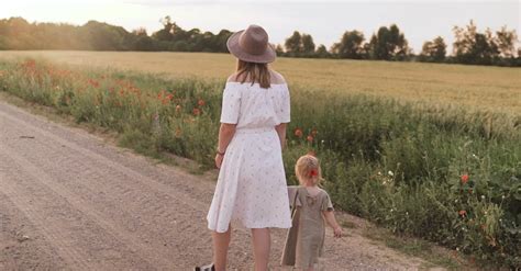 가족 걷고 있는 걷기 경치 경치가 좋은 귀여운 귀중한 농촌의 단란함 드레스 들판 딸 모성 모자 부모 비포장 도로 사랑 사랑스러운 소녀 손을