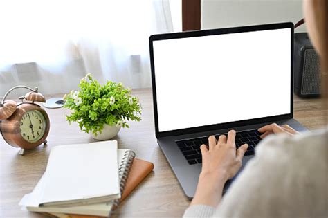 노트북 노트북을 사용하는 사업가 또는 여성 프리랜서 노트북 화이트 스크린 모형 노트북에 대한 스톡 사진 및 기타 이미지 노트북 모형 장치 화면 Istock