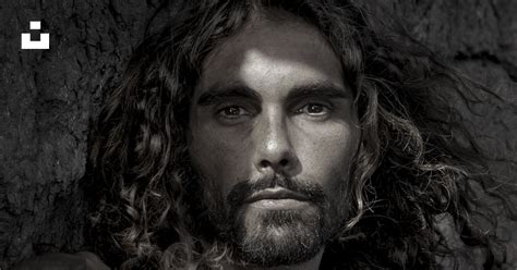 긴 머리를 가진 셔츠 없는 남자가 손을 모으고 있다 사진 Unsplash의 무료 초상 이미지